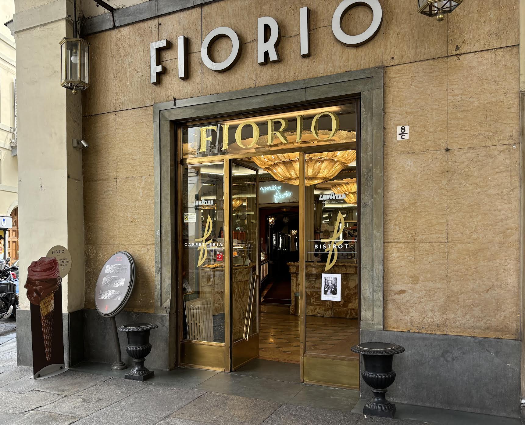 Ritratto collettivo al Caffè Fiorio, come nella foto storica di Irving ...